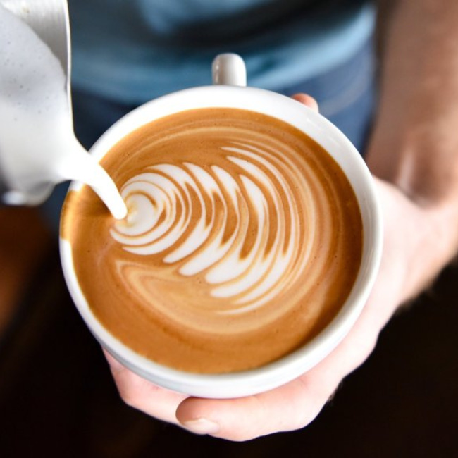 Kỹ thuật tạo hình latte art thiên nga cùng Barista - Color Bar Sapa